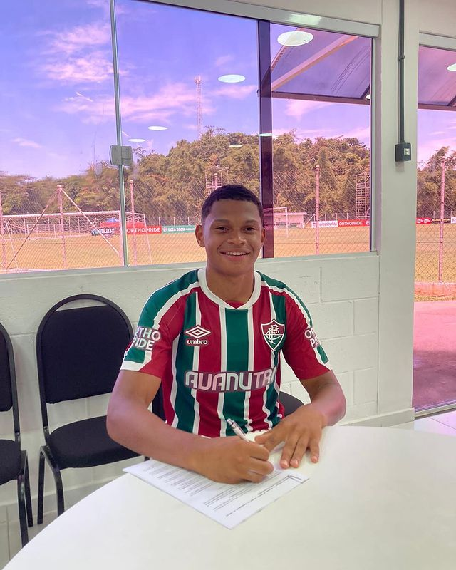 Kelwin assina primeiro contrato profissional com o Fluminense ...