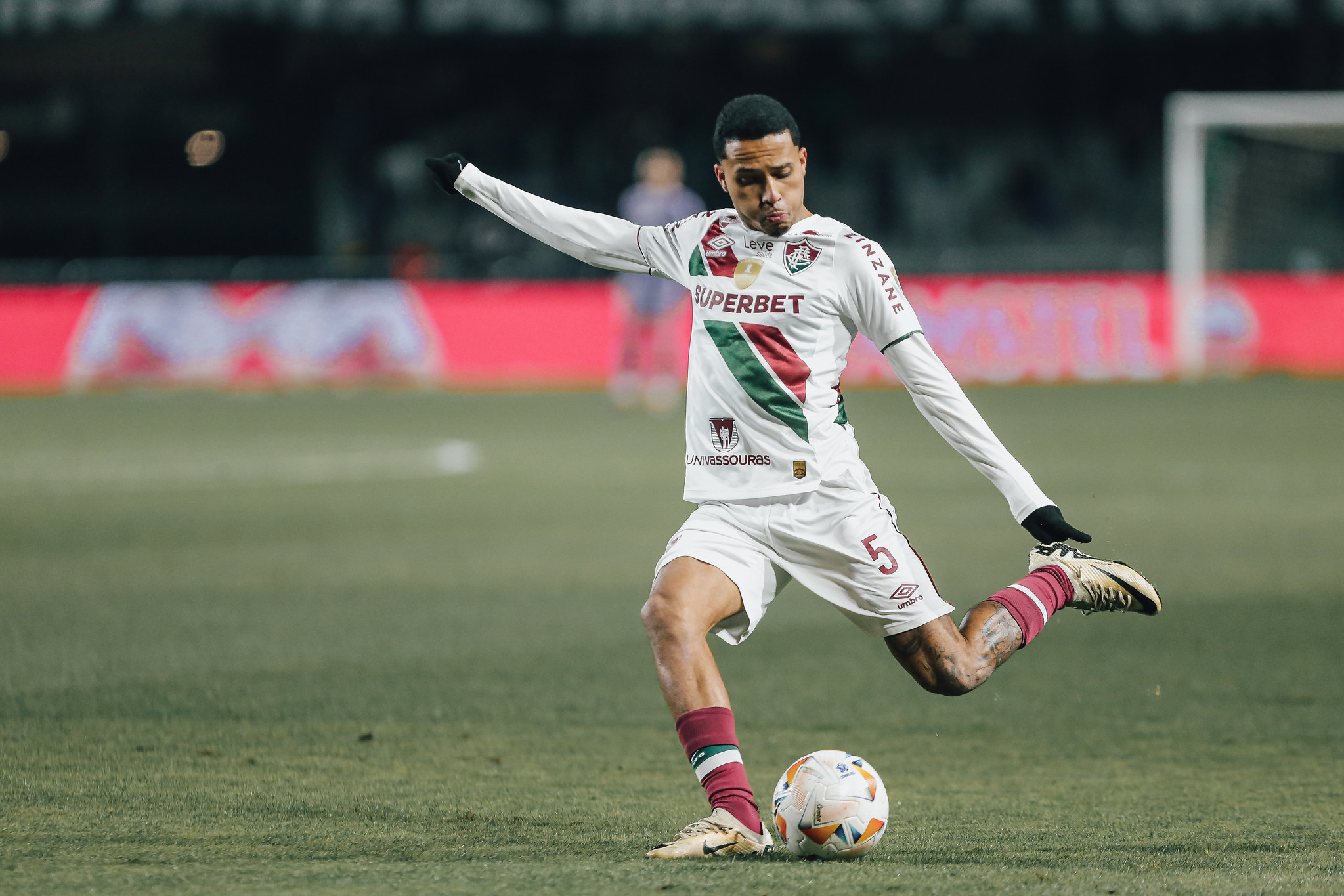 Fluminense encaminha venda de Alexsander ao Al-Ahli • Saudações Tricolores