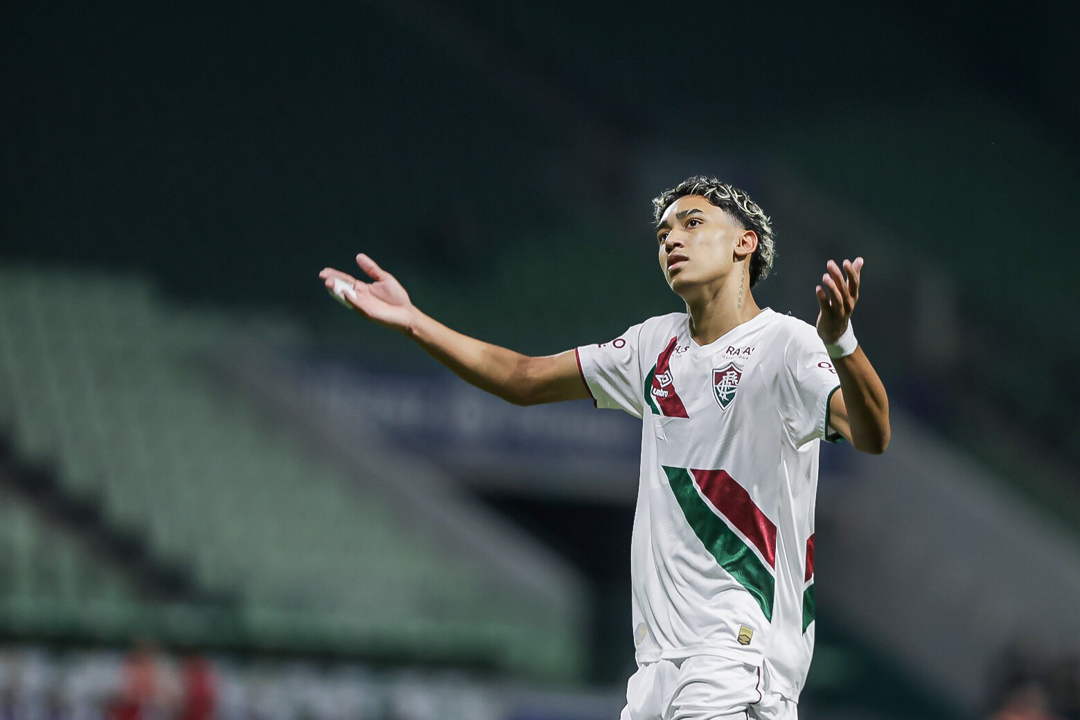 Fluminense oficializa venda de Isaque ao Shakhtar, mantendo prioridade ...