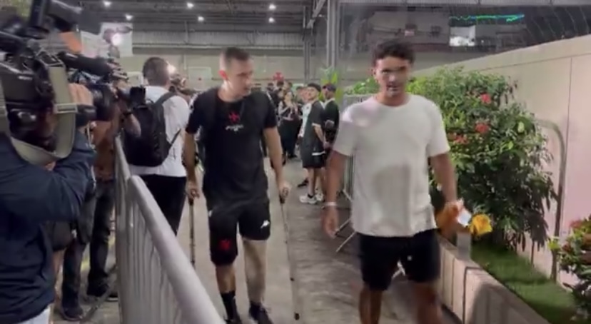 De olho no rival: Lucas Piton deixa São Januário de muletas e com a perna imobilizada após lesão ...